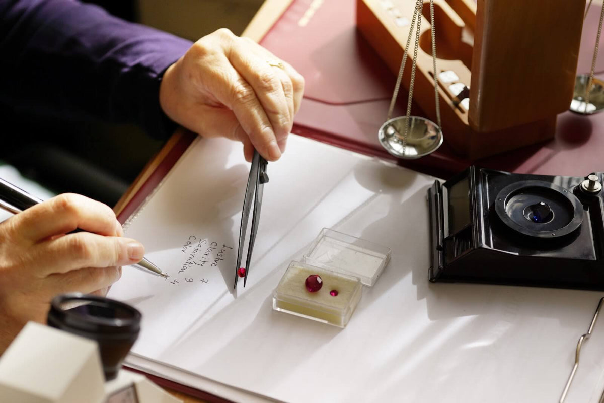 Why Choose a GIA Gemologist?– Jewelers Touch