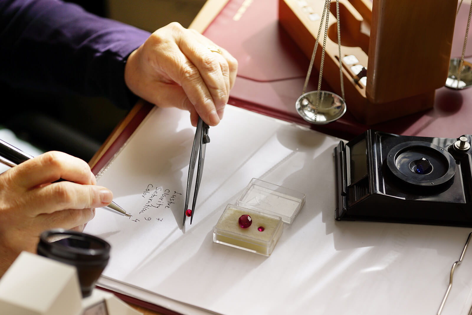 What is A Gemologist?– Jewelers Touch